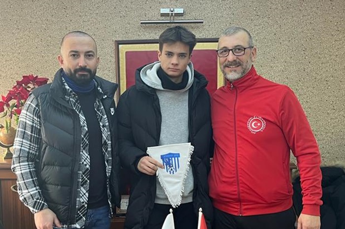 Ataşehirgücüspor bir futbolcusunu daha profesyonel takıma verdi ...